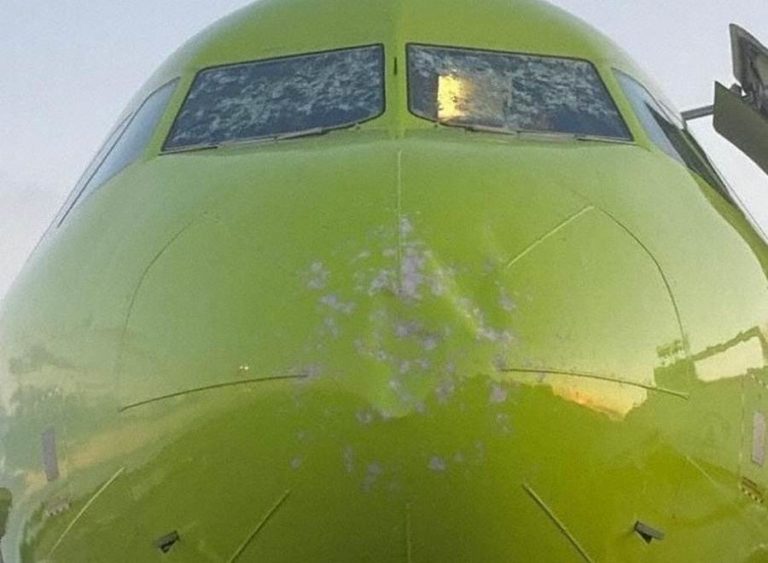 INCIDENT: Hail Damage As A320 Gets Near Thunderstorm - Mentour Pilot