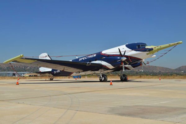 737 Continues Approach Despite TCAS RA, Near DC-3! - Mentour Pilot