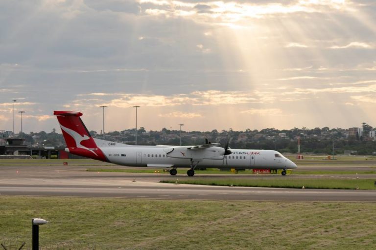 INCIDENT: Q400 Crew Forgets To Retract Landing Gear? - Mentour Pilot