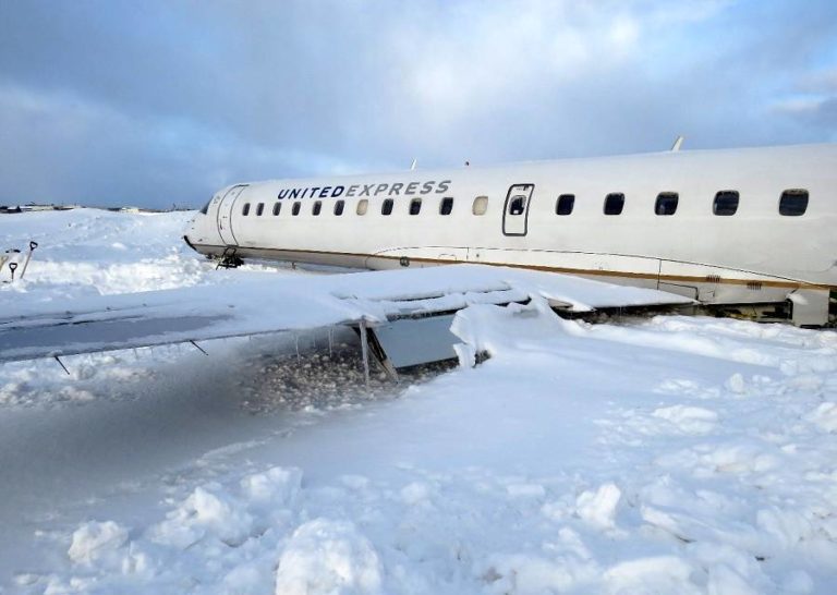 United Express Embraer Crash Landing Due To… ILS! - Mentour Pilot