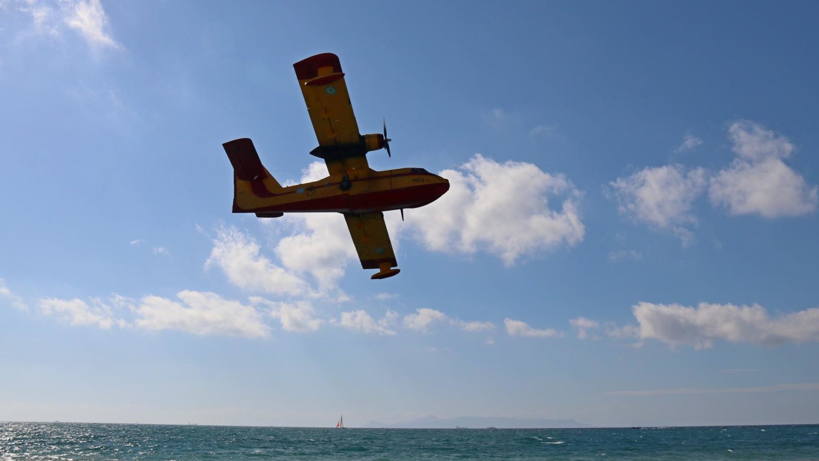 CRASH: CL-215 Firefighting Plane Lost In Greece - Mentour Pilot