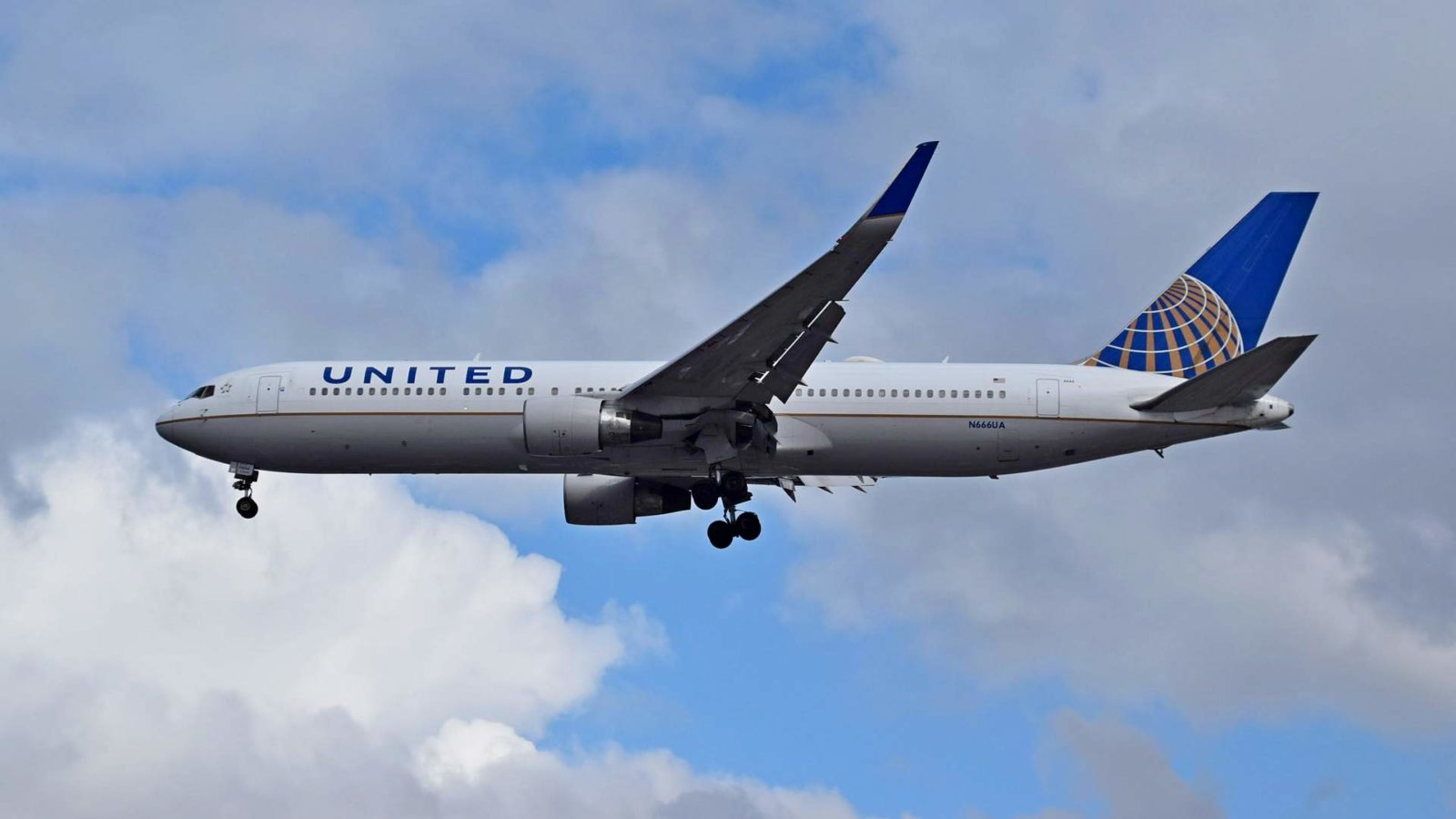 INCIDENT: United 767 Loses Slide Over Chicago! - Mentour Pilot