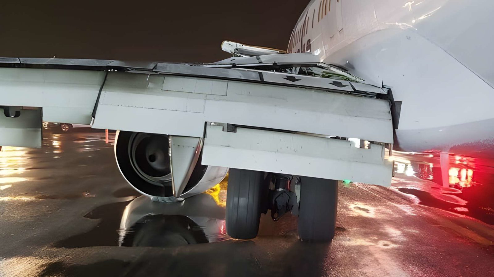 ACCIDENT: Alaska 737-800 Gear Leg Punches Through Wing - Mentour Pilot