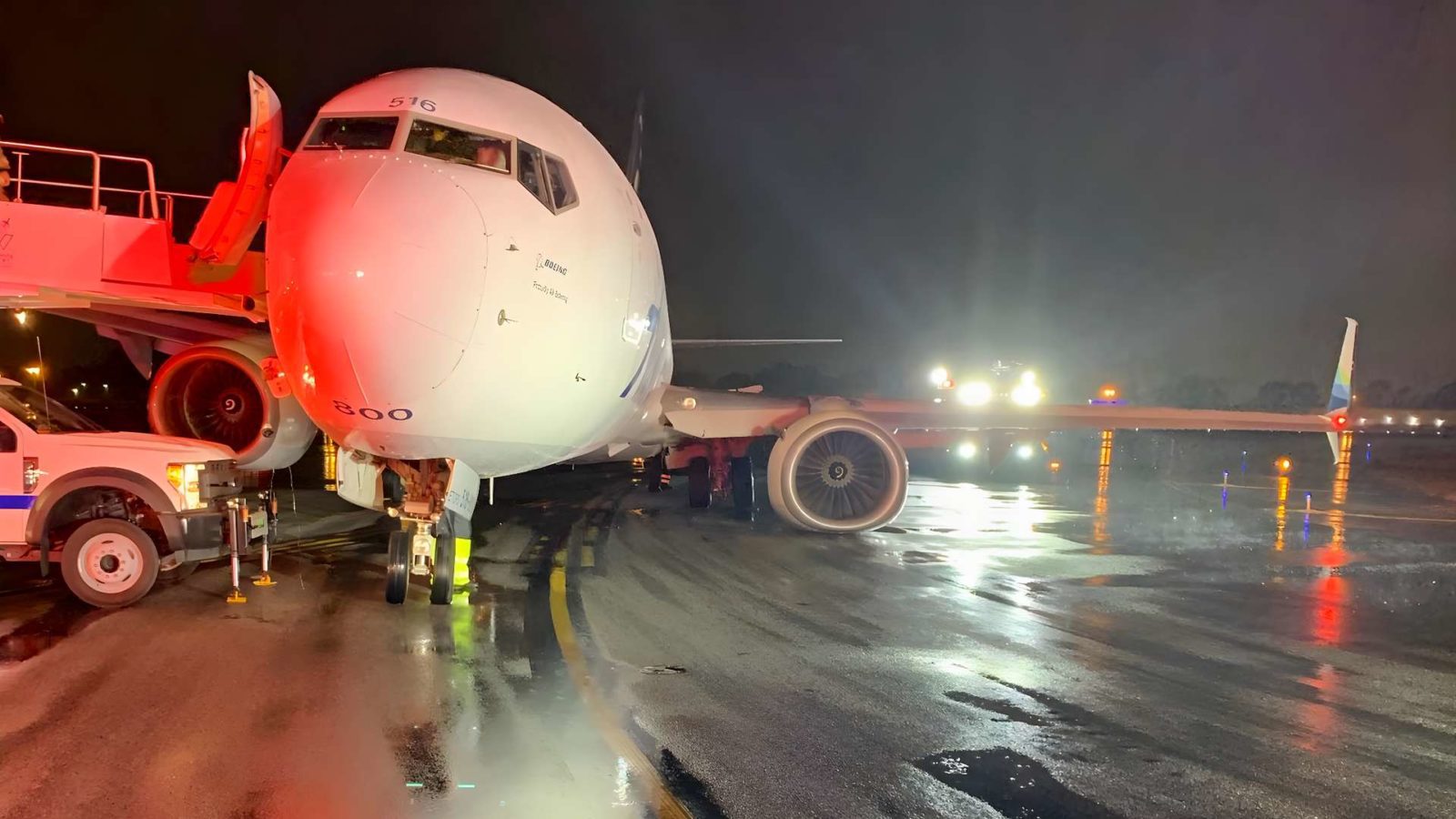 ACCIDENT: Alaska 737-800 Gear Leg Punches Through Wing - Mentour Pilot