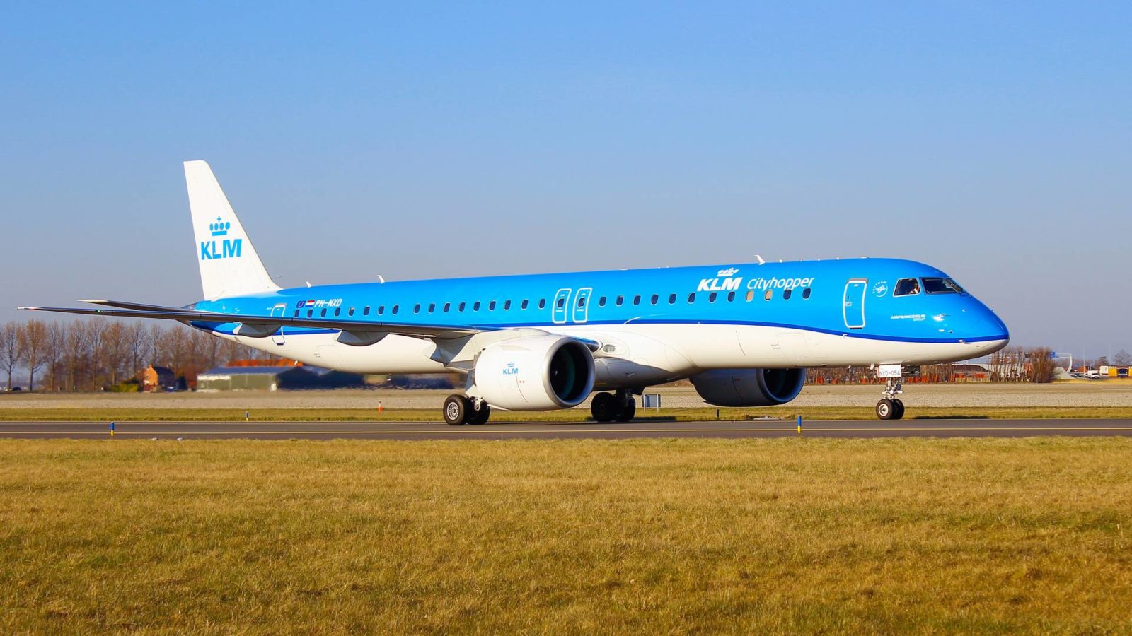 Dual Input Mistake Causes Tricky KLM E195-E2 Takeoff - Mentour Pilot