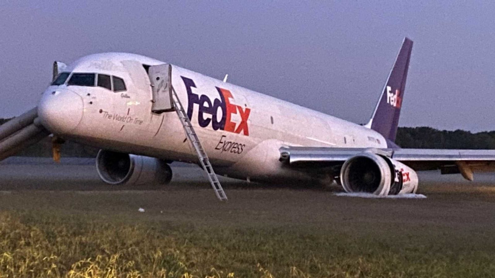 ACCIDENT: FedEx 757 Gear-Up Landing, Overruns Runway - Mentour Pilot
