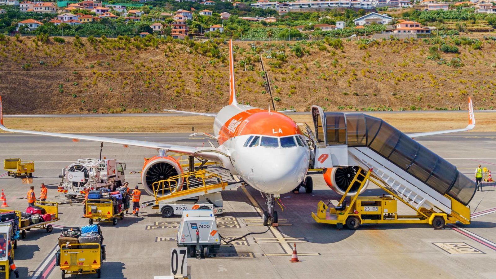 INCIDENT: Lithium Battery Fire Disrupts EasyJet Flight - Mentour Pilot