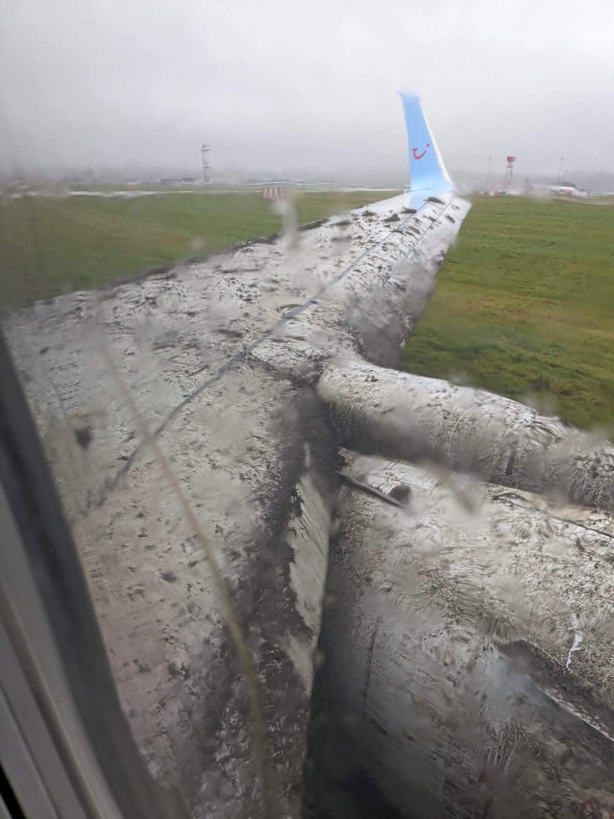 INCIDENT: TUI 737 Flight Has Runway Excursion In Bad Weather - Mentour ...