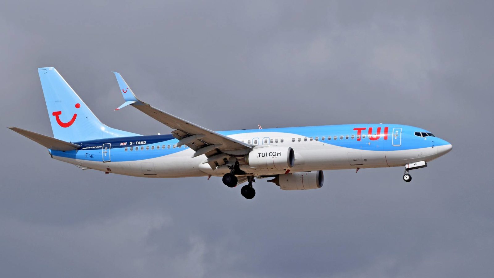 INCIDENT: TUI 737 Flight Has Runway Excursion In Bad Weather - Mentour ...