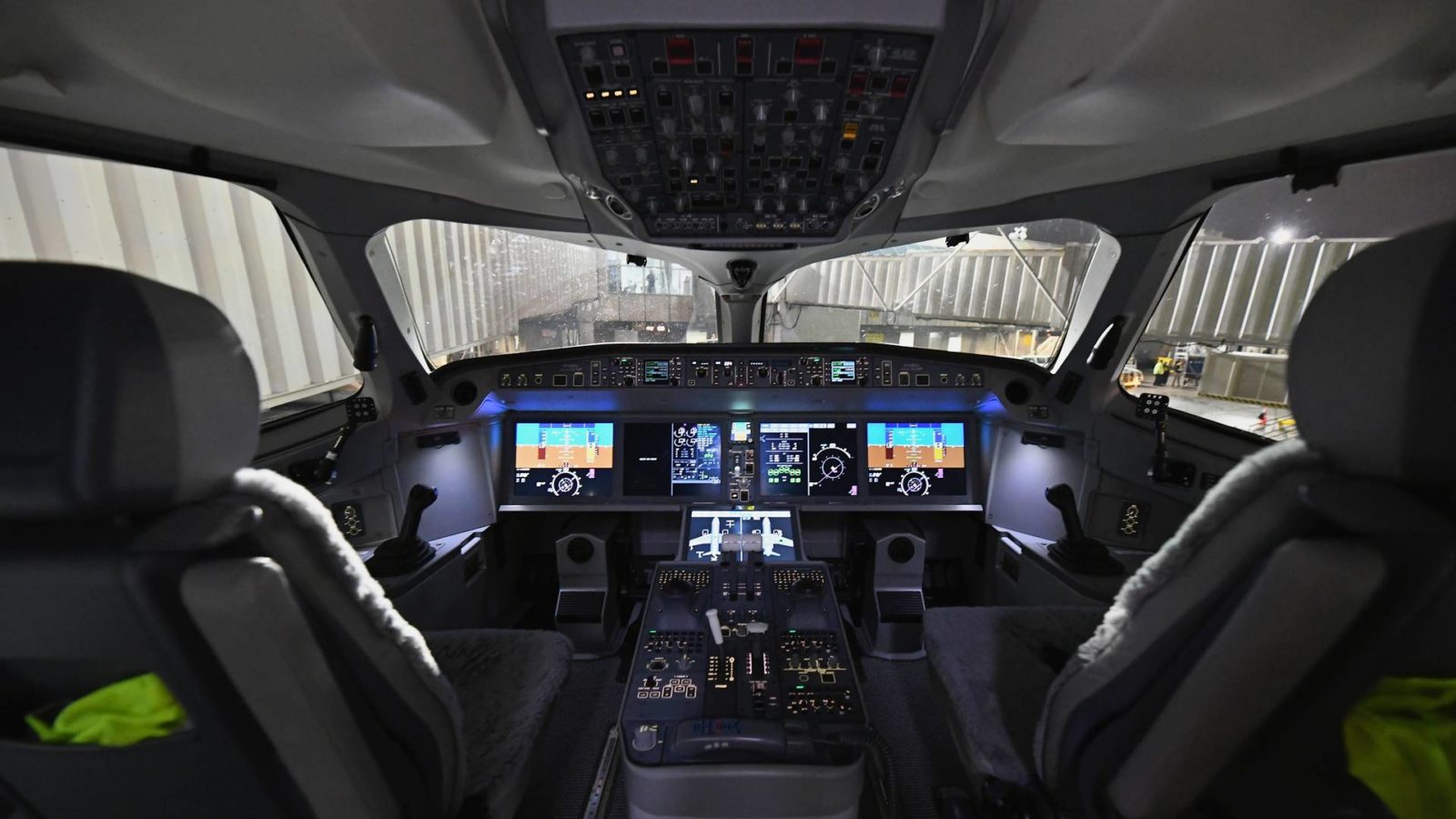 First Officer With Gun Threatens Captain On U.S. Flight! - Mentour Pilot