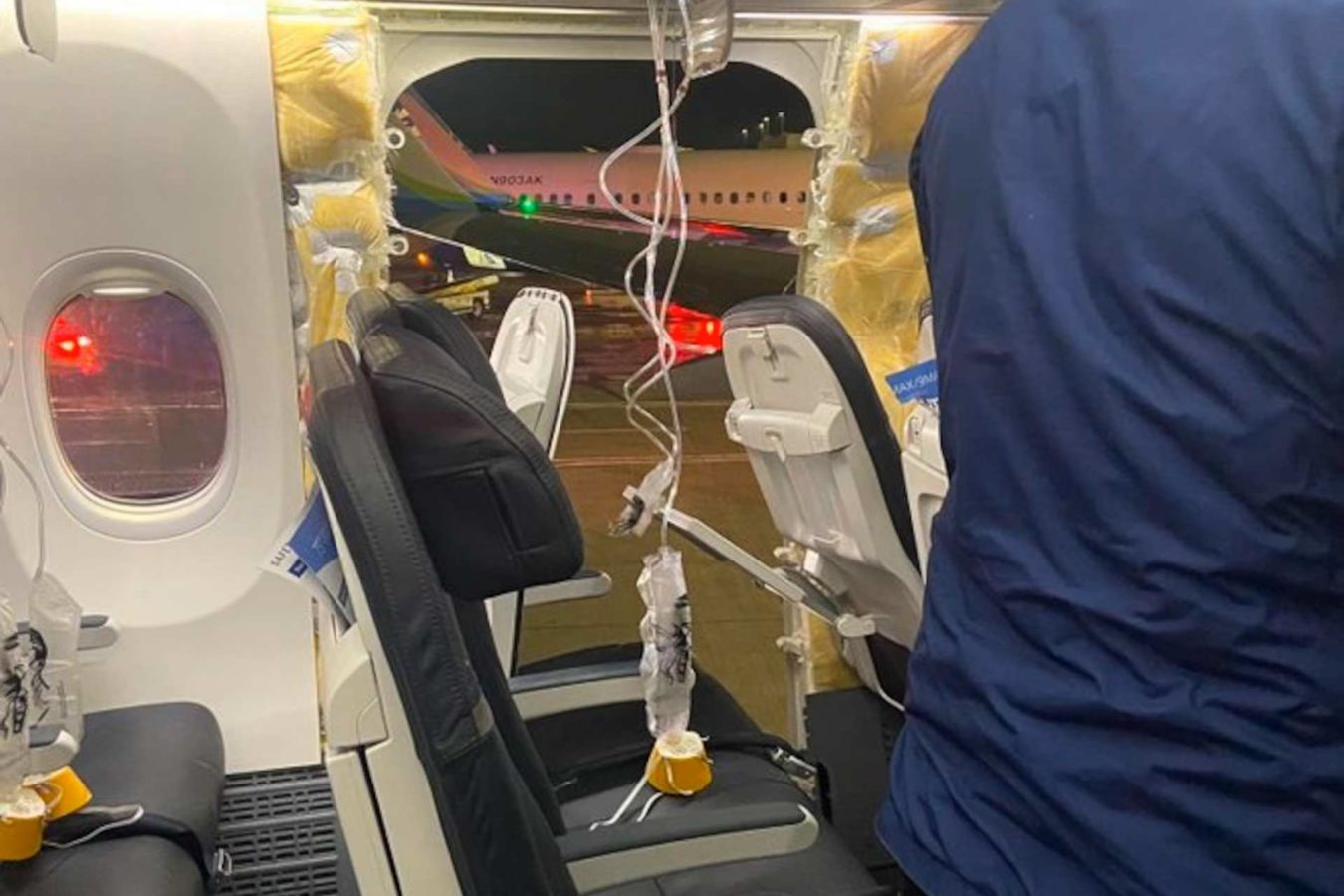 INCIDENT: Alaska Air 737 MAX-9 Loses Plugged Door In Flight - Mentour Pilot