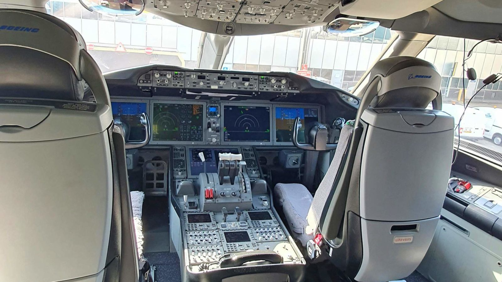 ACCIDENT: Loose 787 Seat Switch Causes 50 Passenger Injuries - Mentour ...