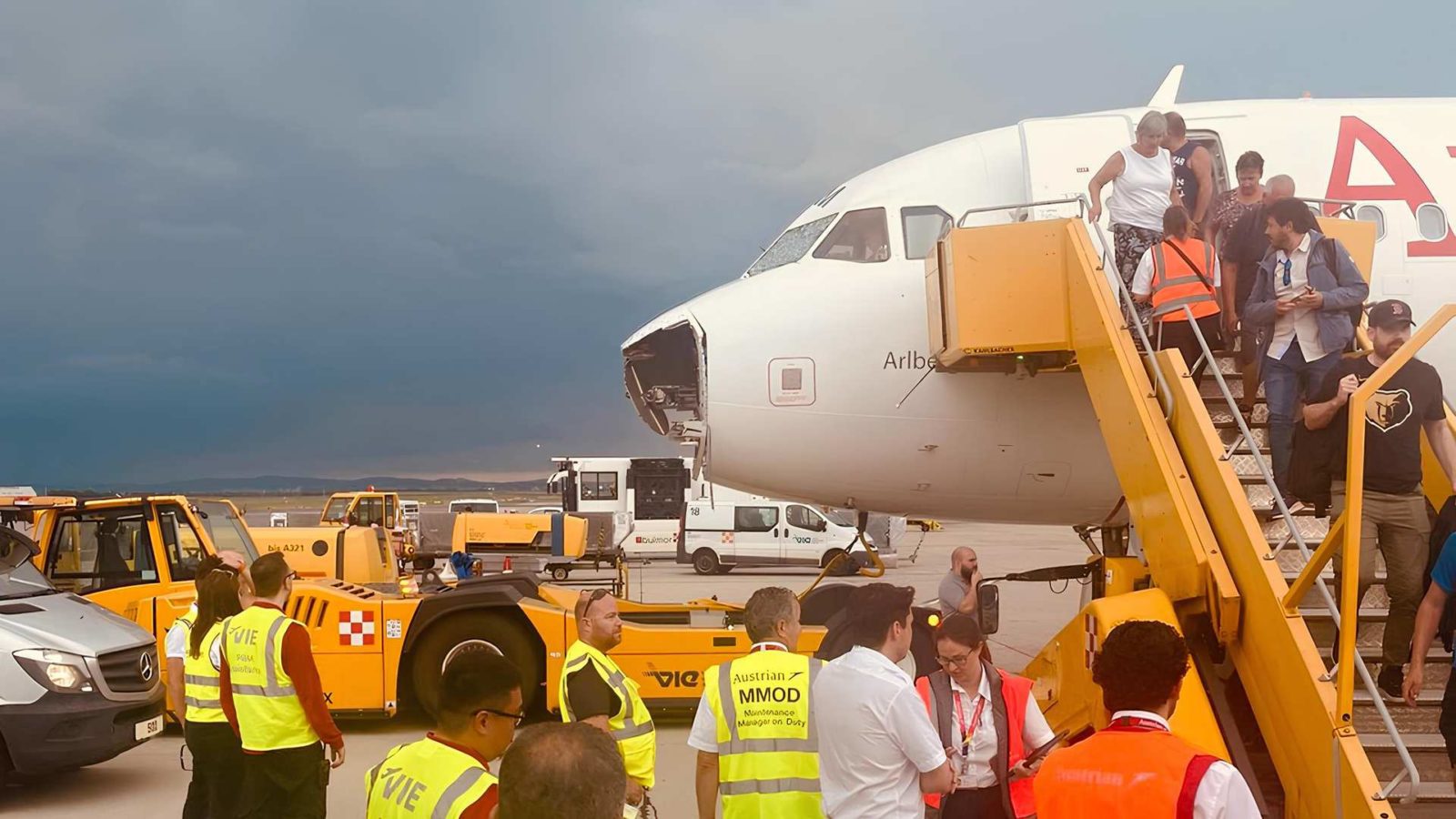 INCIDENT: A320 Pilots Land “Blind” After Hail Damage - Mentour Pilot