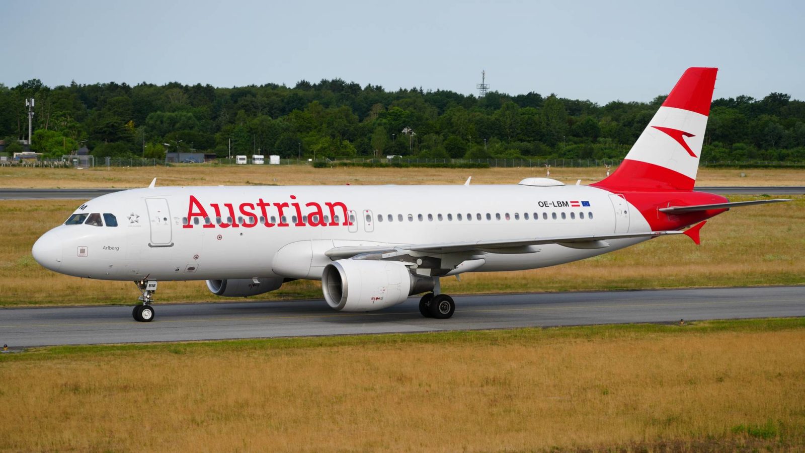 INCIDENT: A320 Pilots Land “Blind” After Hail Damage - Mentour Pilot