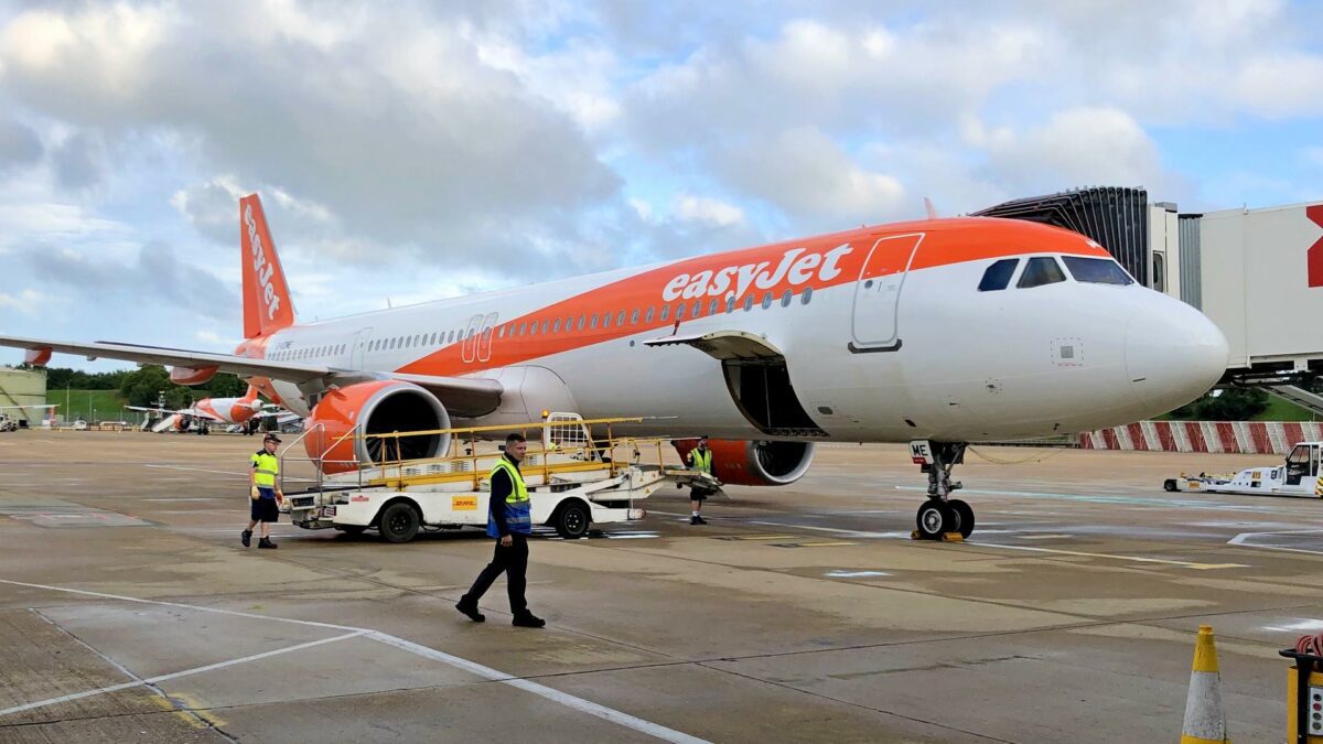 INCIDENT: Lithium Battery Fire Disrupts EasyJet Flight - Mentour Pilot