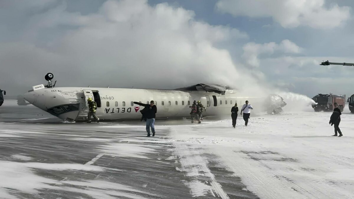 ACCIDENT: Delta Connection CRJ-900 Rolls Inverted On Landing! - Mentour ...