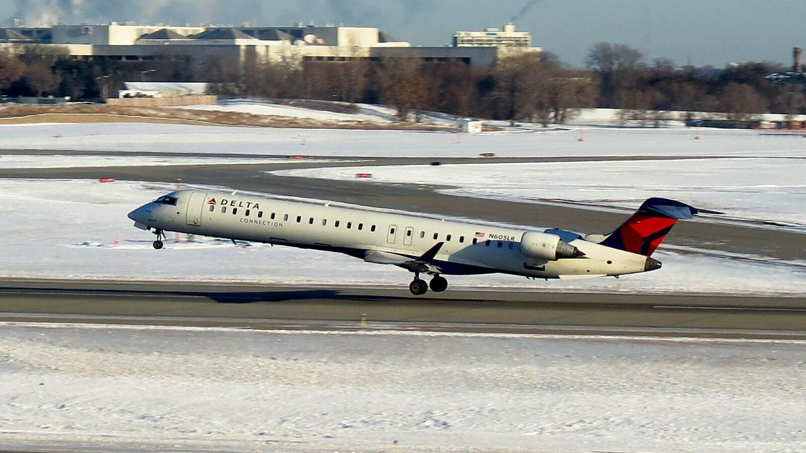ACCIDENT: Delta Connection CRJ-900 Rolls Inverted On Landing! - Mentour ...